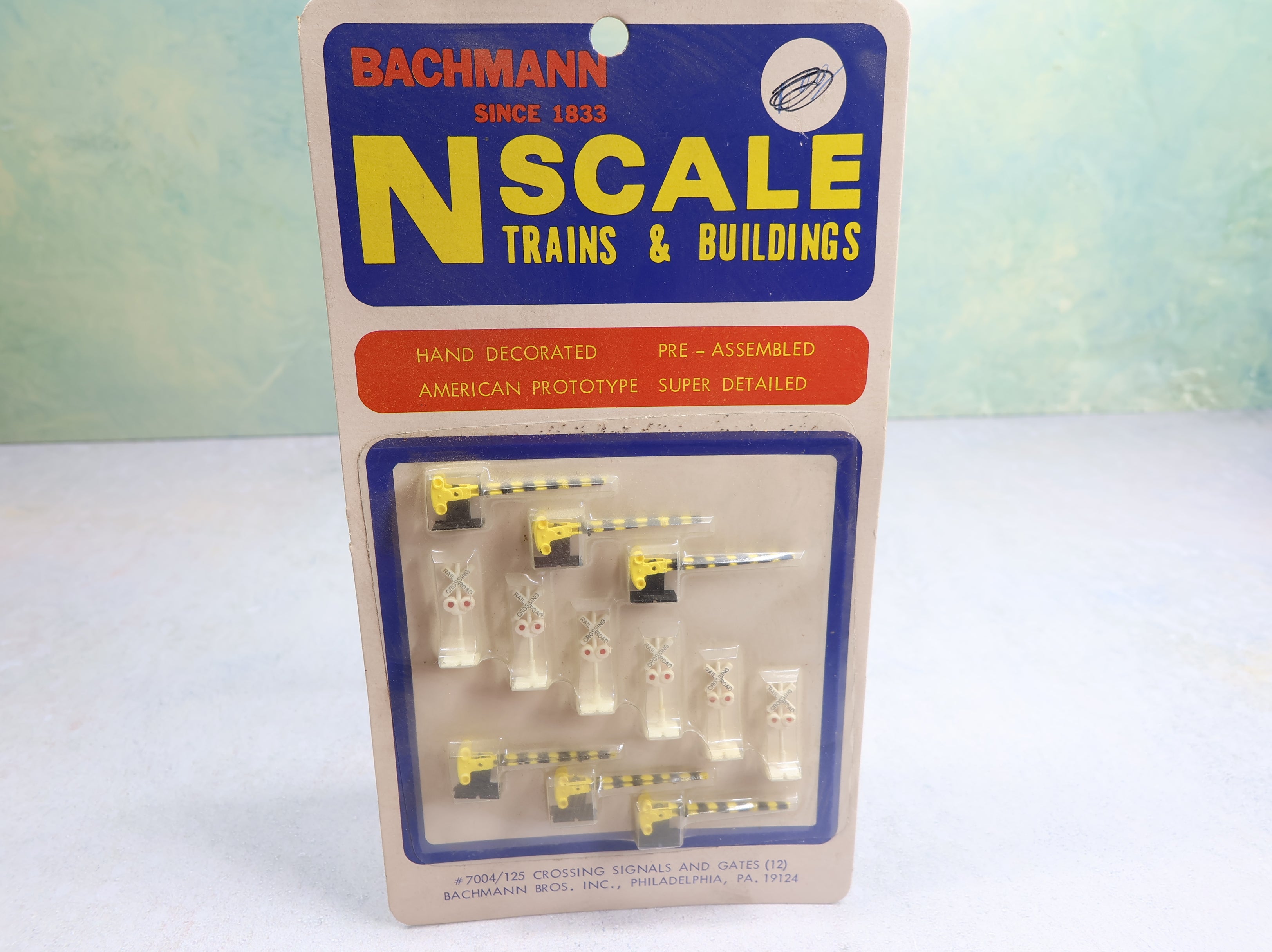 Bachmann 7004 N Scale Crossing Signals and Gates (12 pcs)