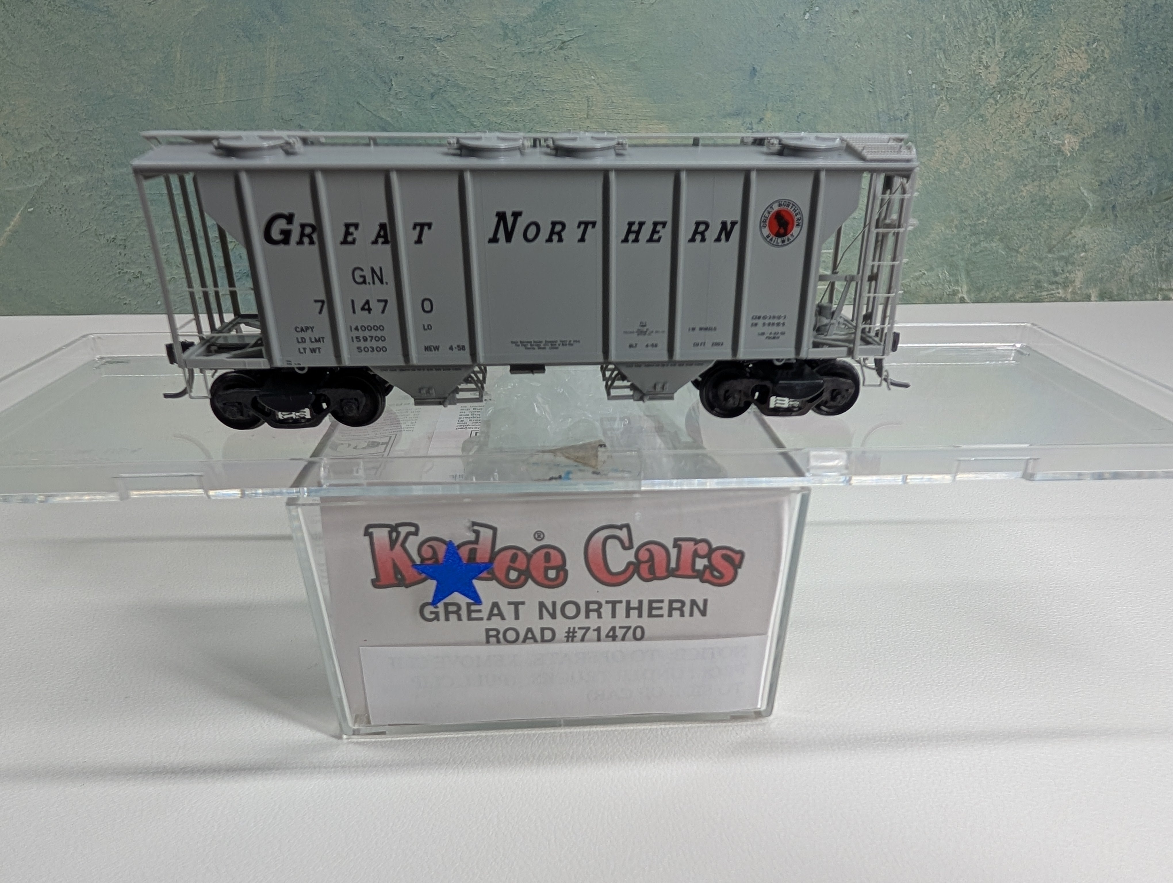USED Kadee 8013 HO Scale 2-Bay PS-2 Covered Hopper Great Northern GN