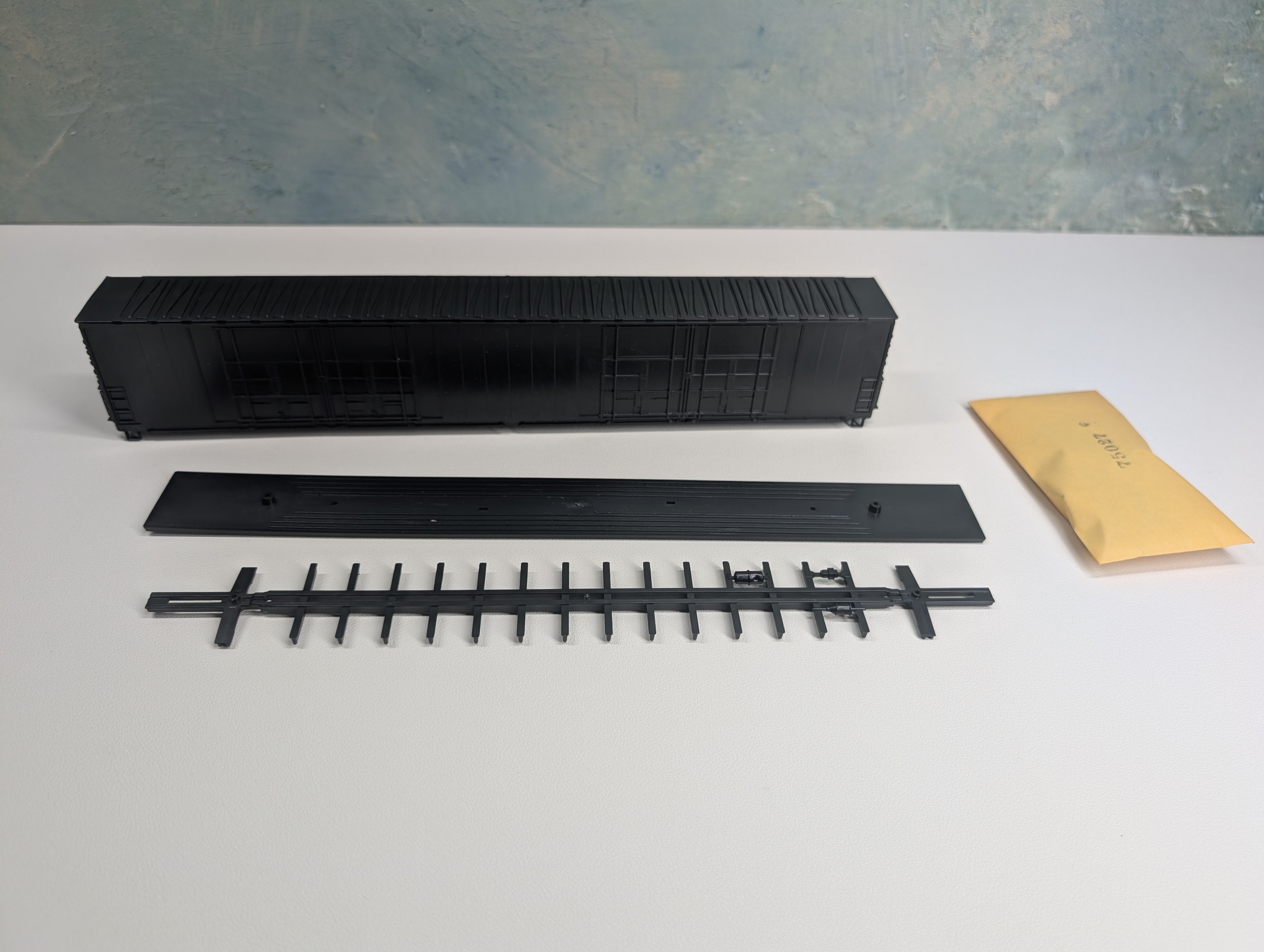 USED Athearn HO Scale 86' HI-Cube Box Car Black Undecorated KIT (2 pcs