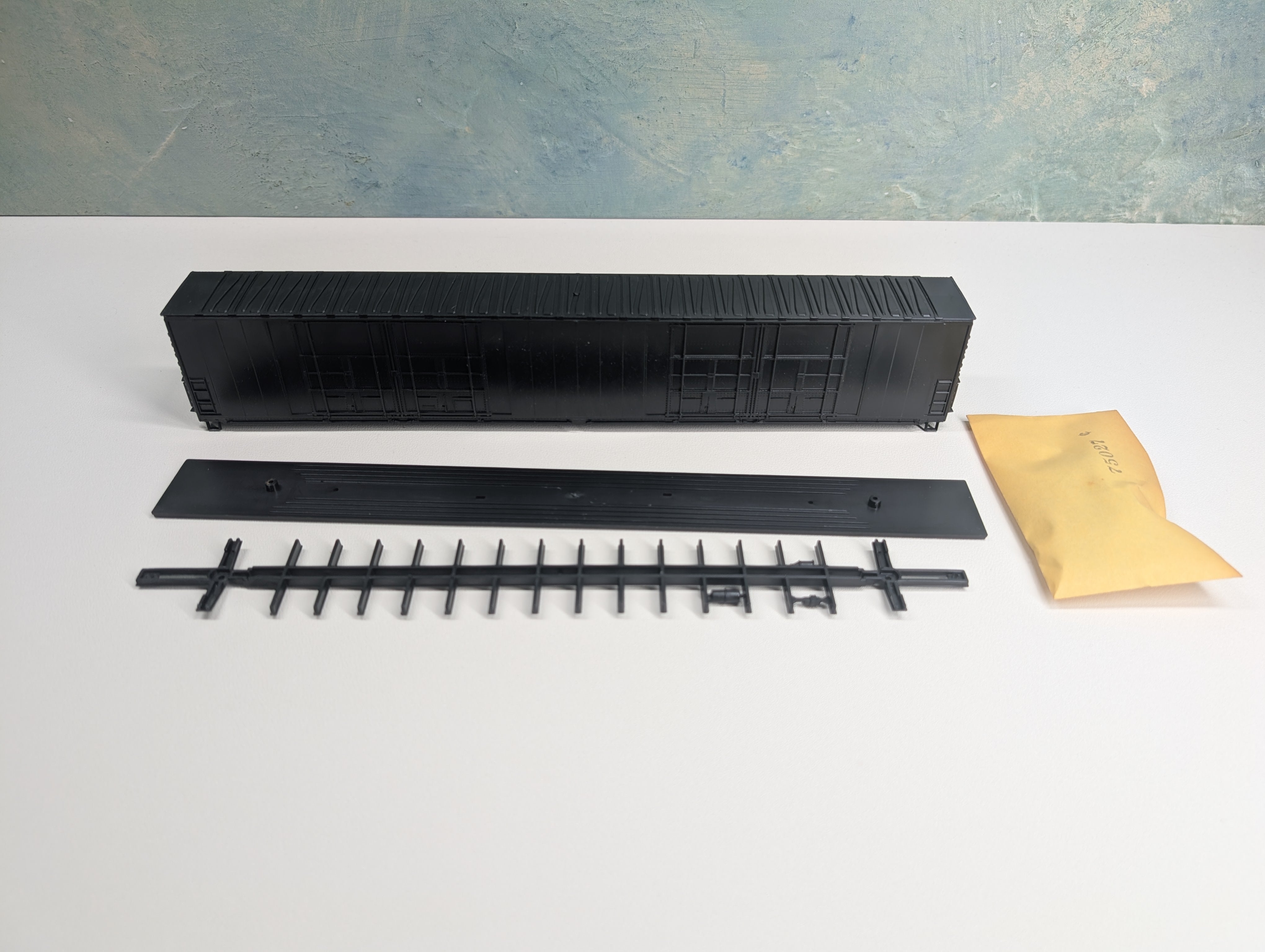 USED Athearn HO Scale 86' HI-Cube Box Car Black Undecorated KIT (2 pcs