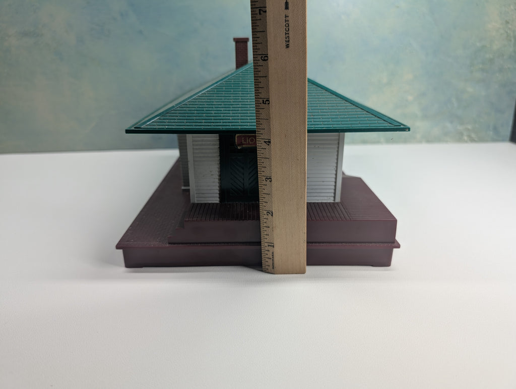 USED Lionel 132 O Illuminated Station