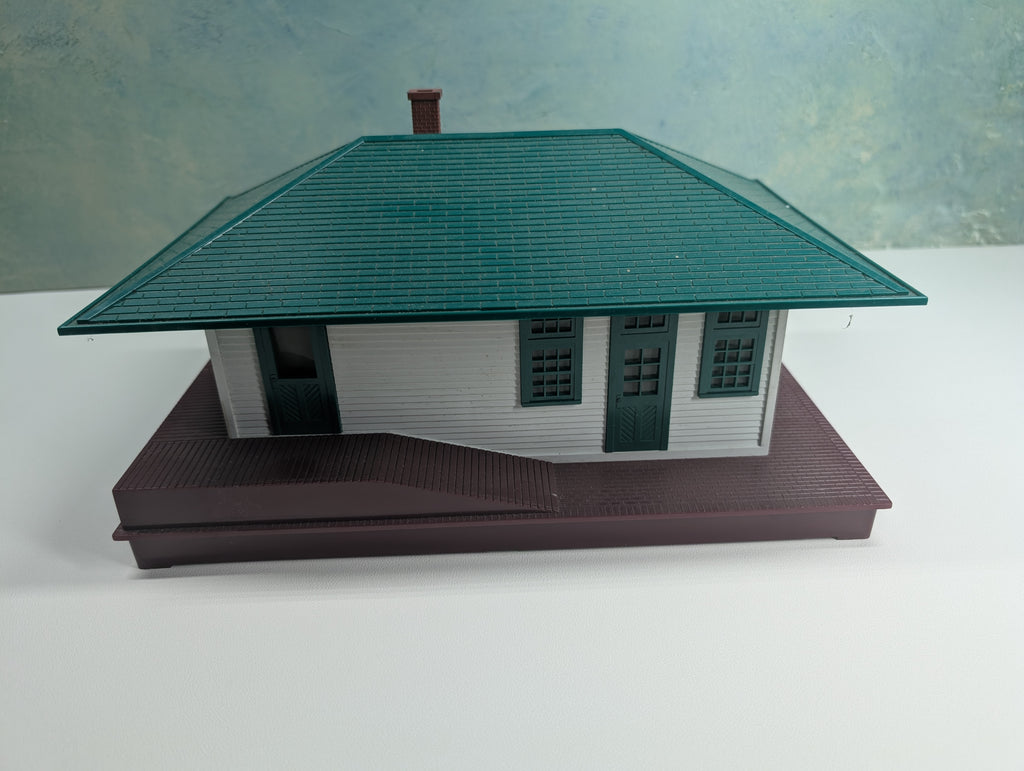 USED Lionel 132 O Illuminated Station