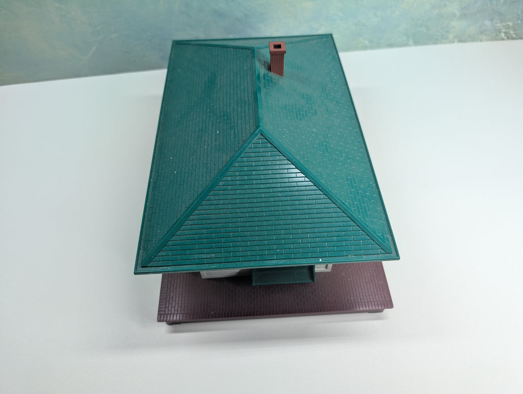 USED Lionel 132 O Illuminated Station