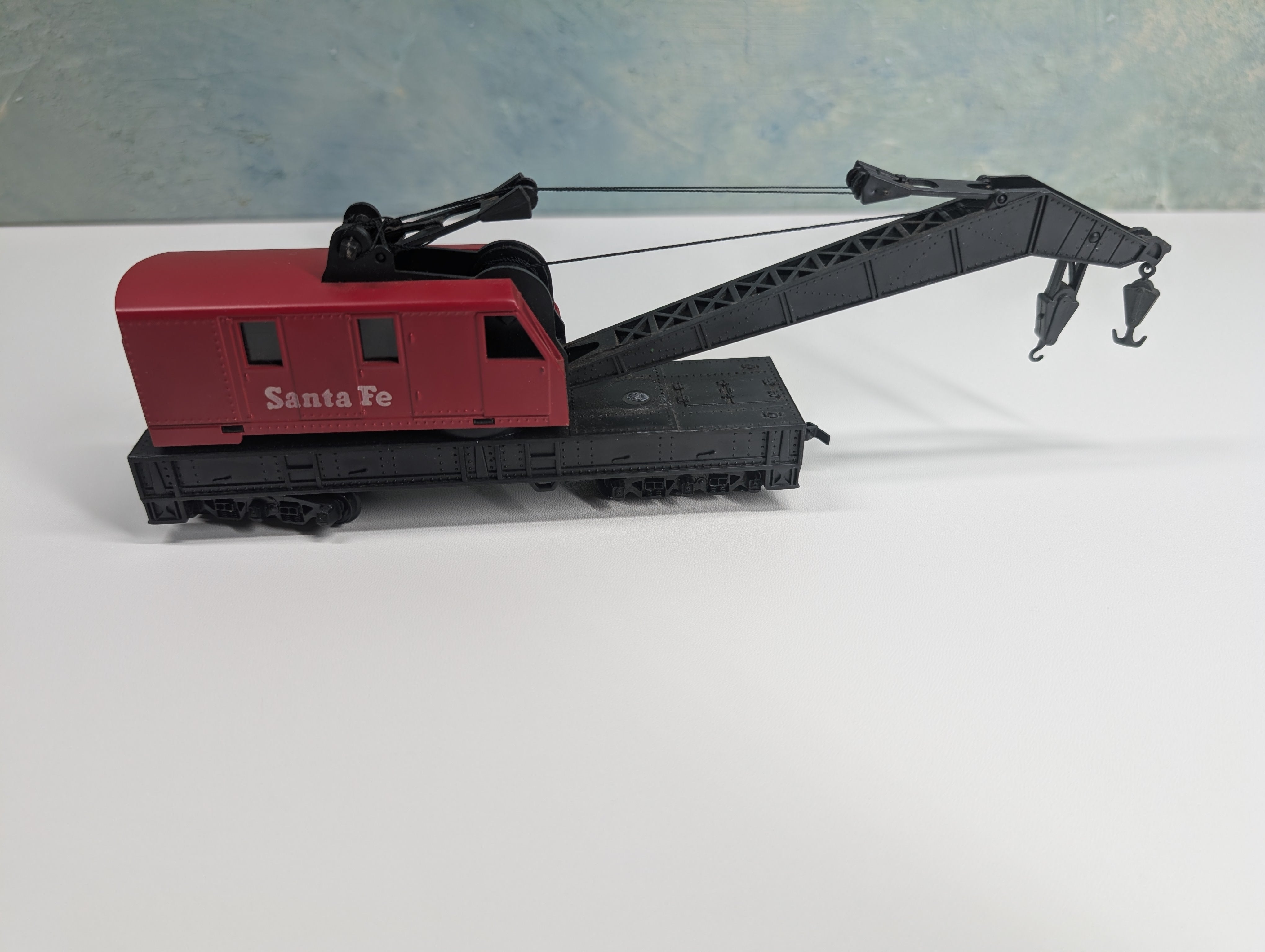 USED Tyco HO Scale Boom Crane Santa Fe