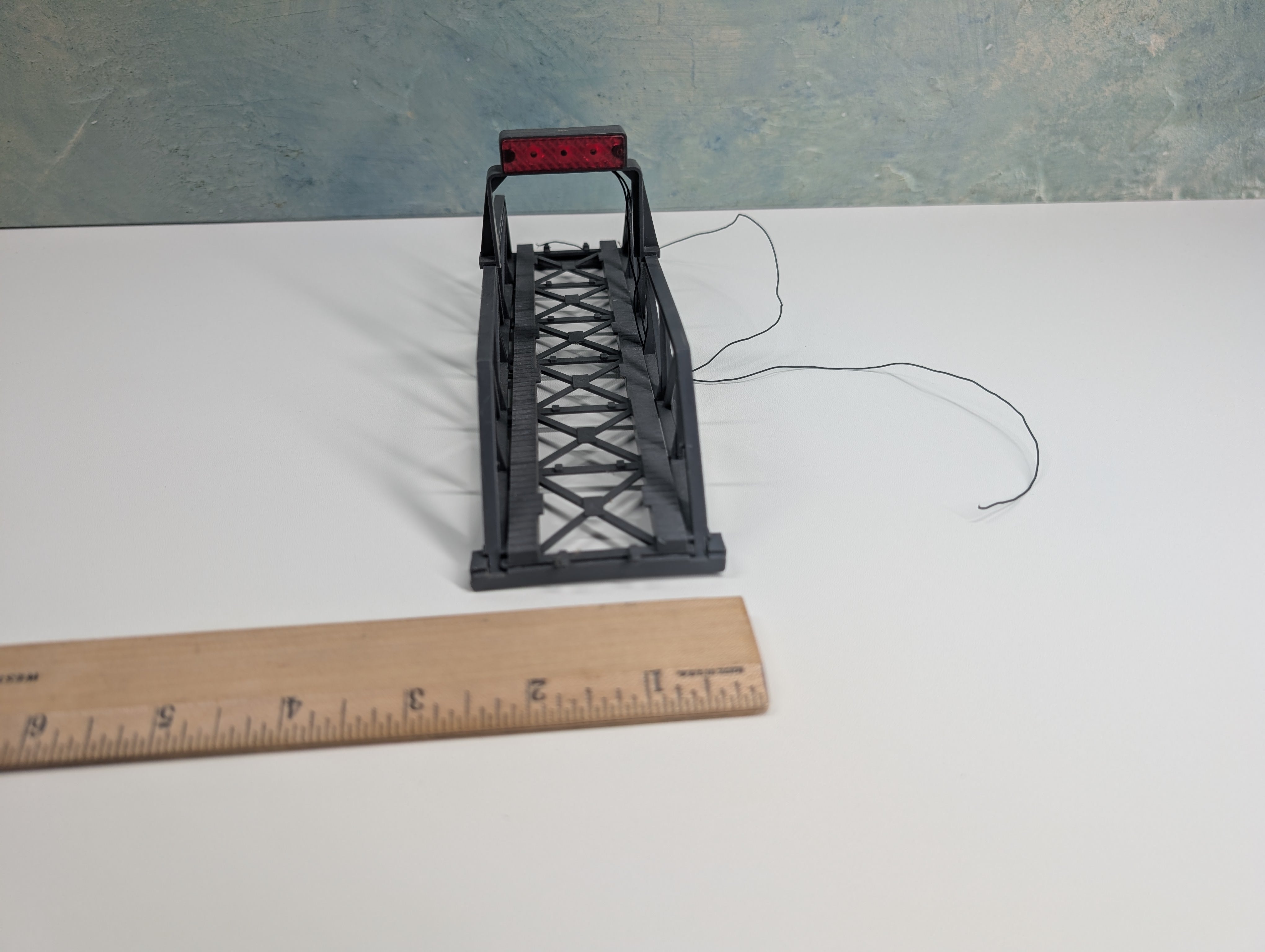 USED Life-Like HO Scale Gray Bridge with Red Blinking Light (Works)