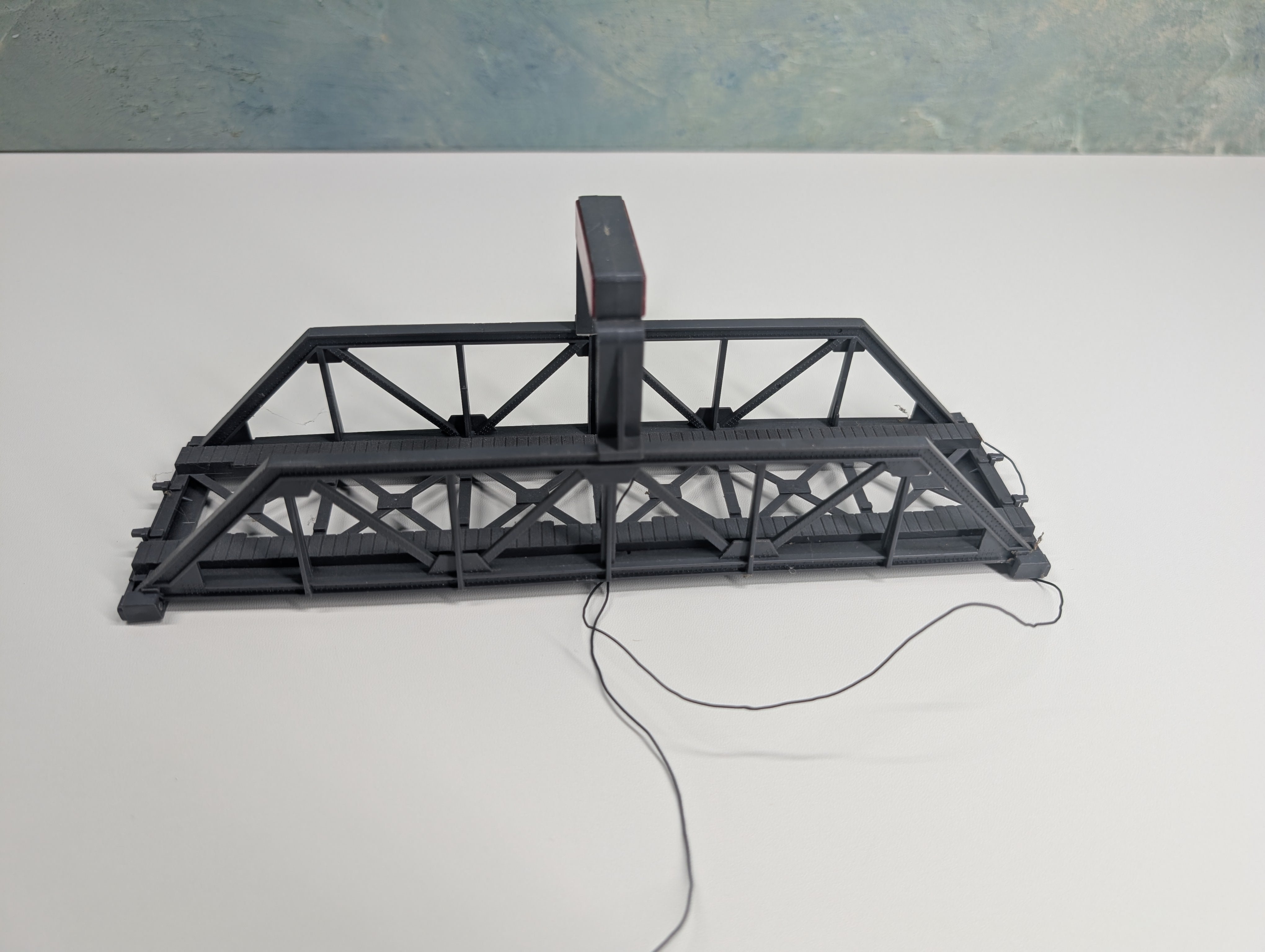 USED Life-Like HO Scale Gray Bridge with Red Blinking Light (Works)