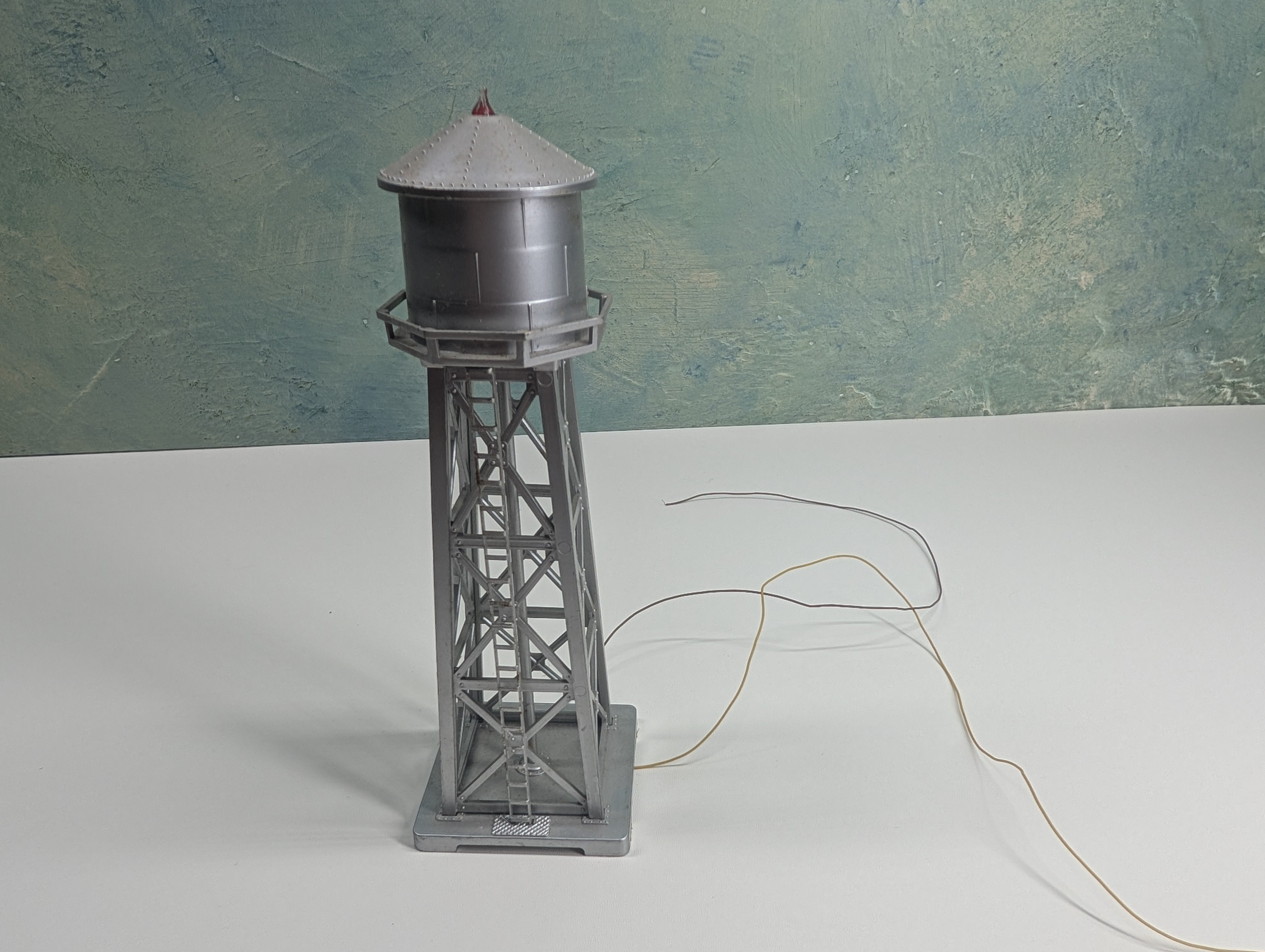 USED Model Power HO Scale Water Tower w/ Blinking Red Light Tested