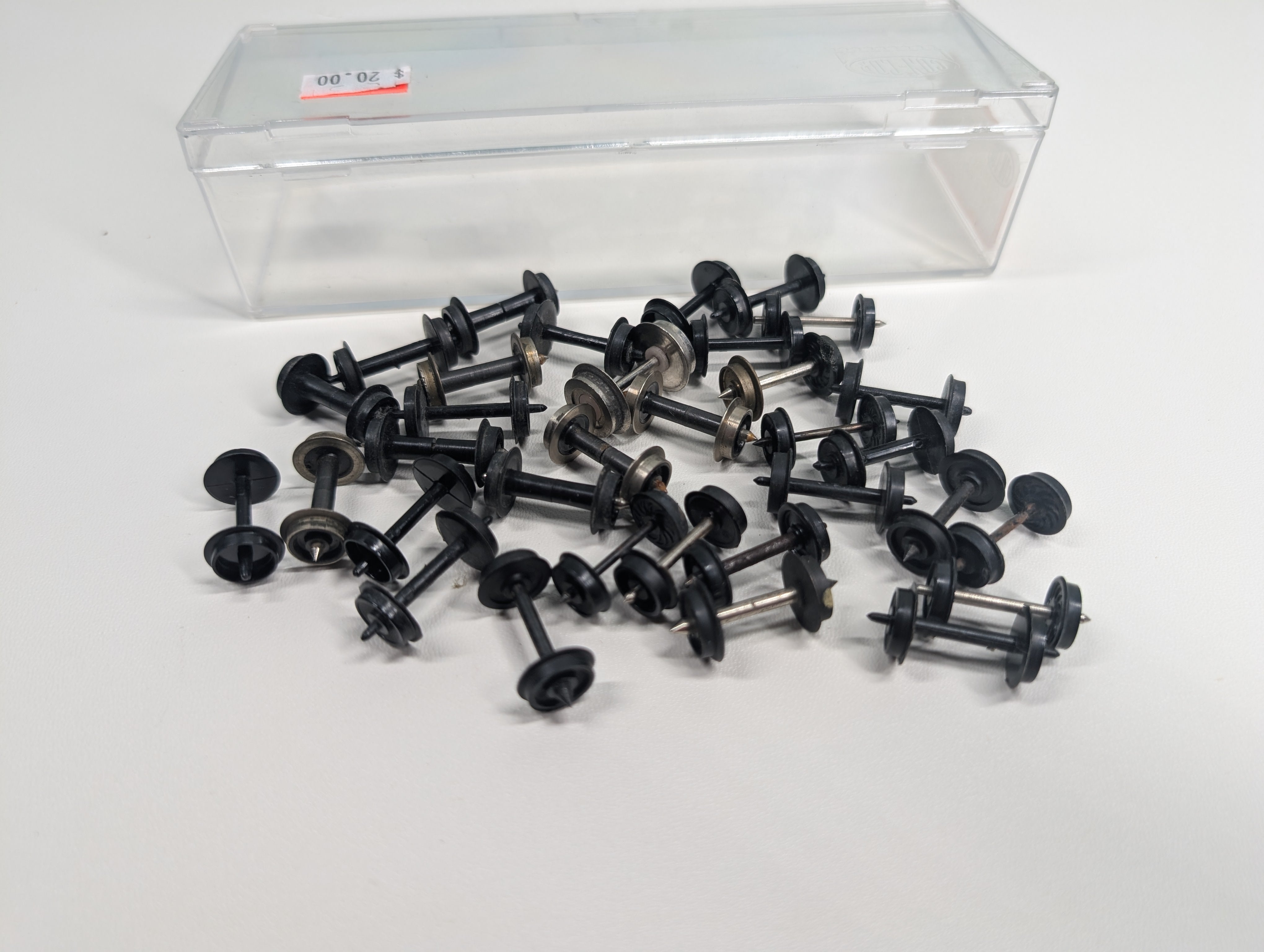 USED HO Scale Lot of Various Plastic & Metal Wheels w/ Part Container