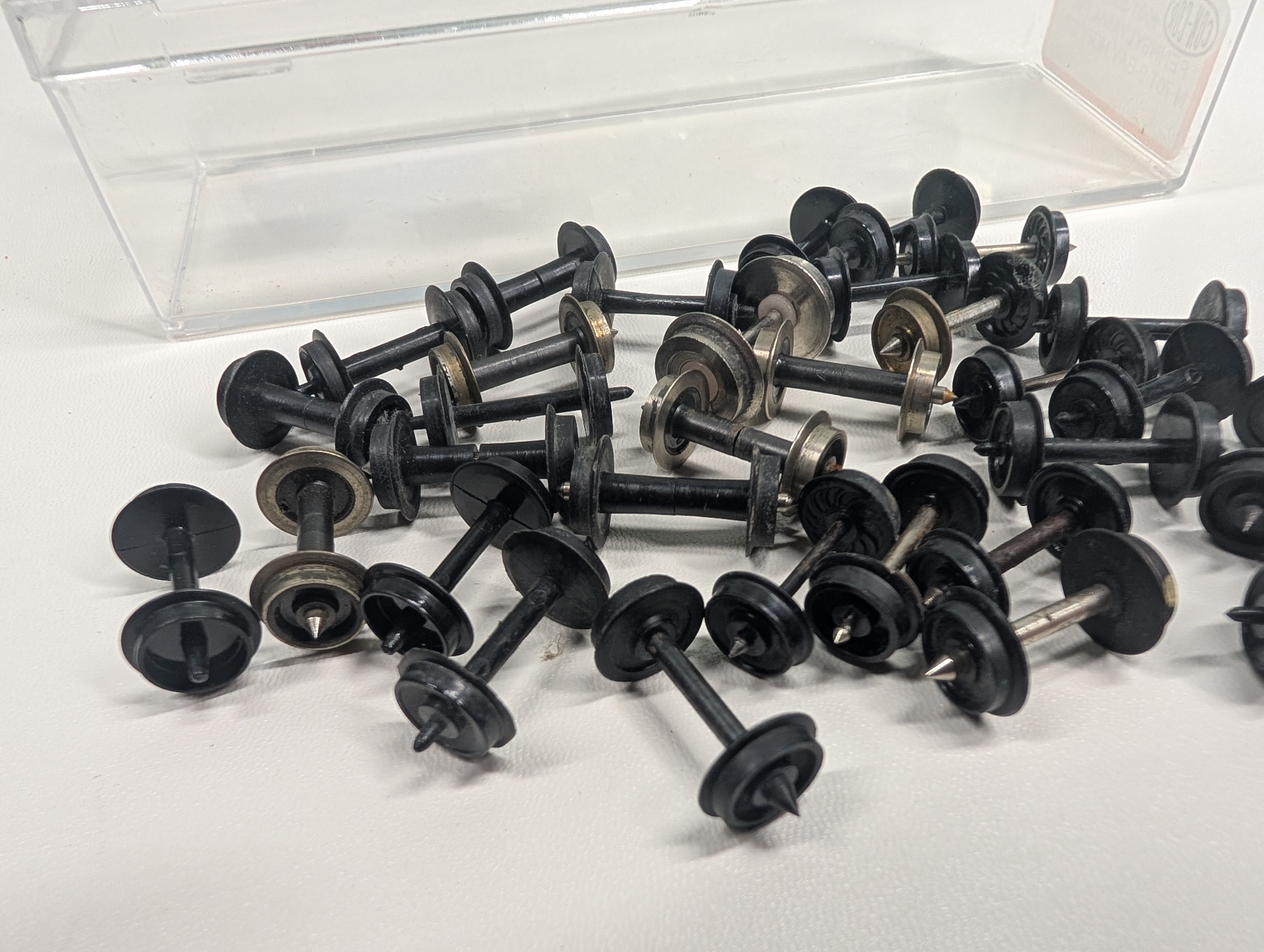 USED HO Scale Lot of Various Plastic & Metal Wheels w/ Part Container