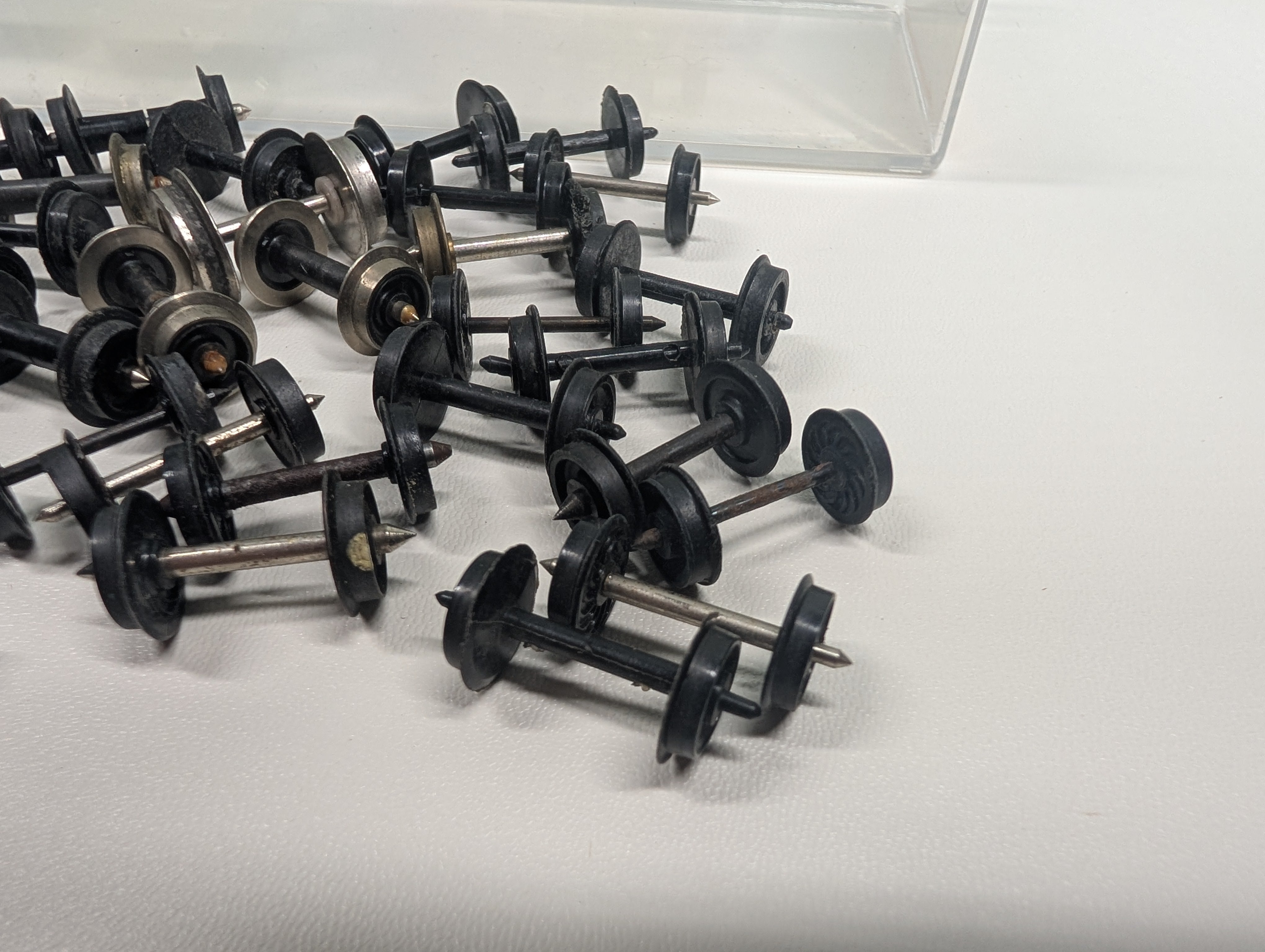 USED HO Scale Lot of Various Plastic & Metal Wheels w/ Part Container