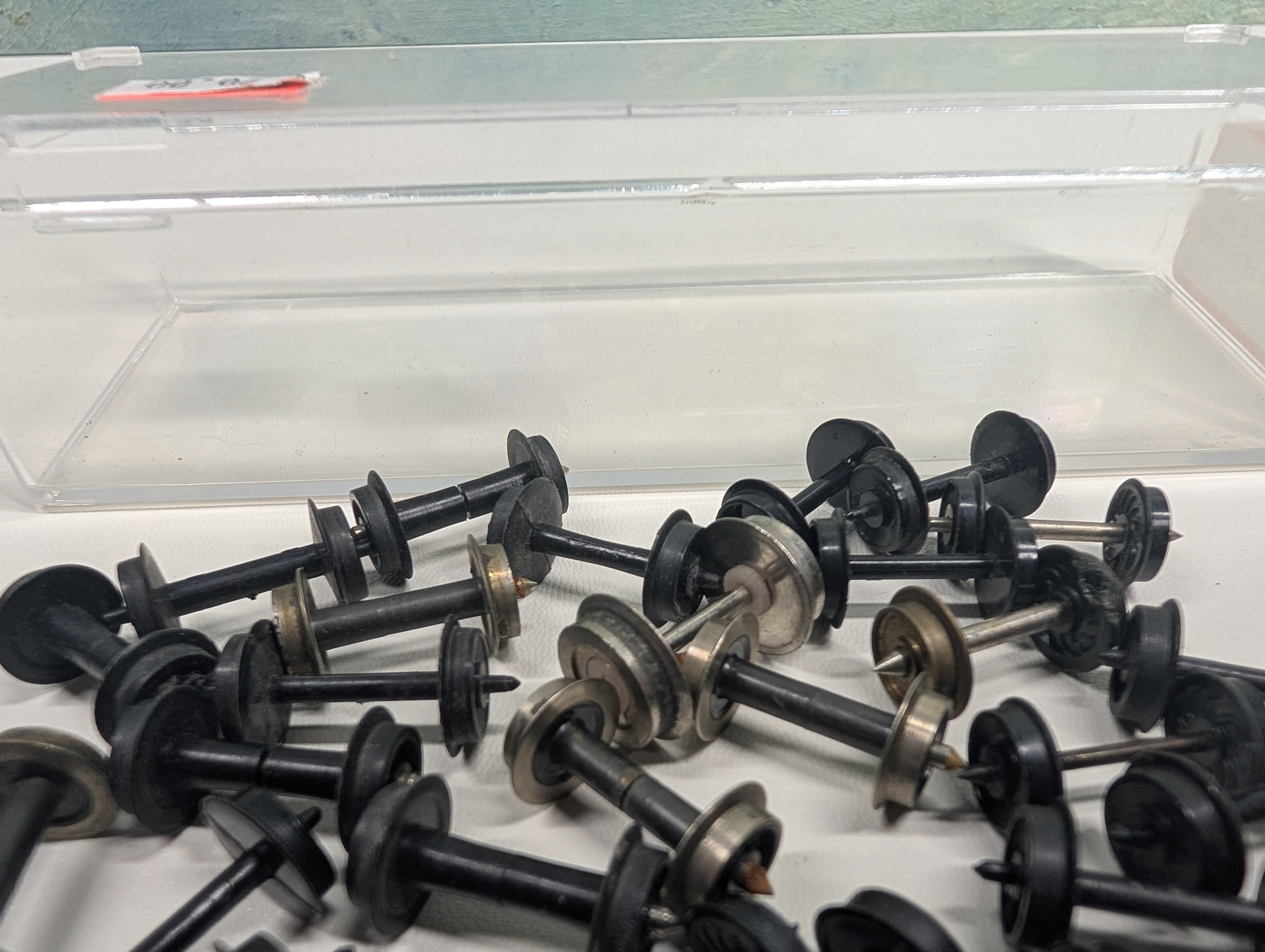 USED HO Scale Lot of Various Plastic & Metal Wheels w/ Part Container