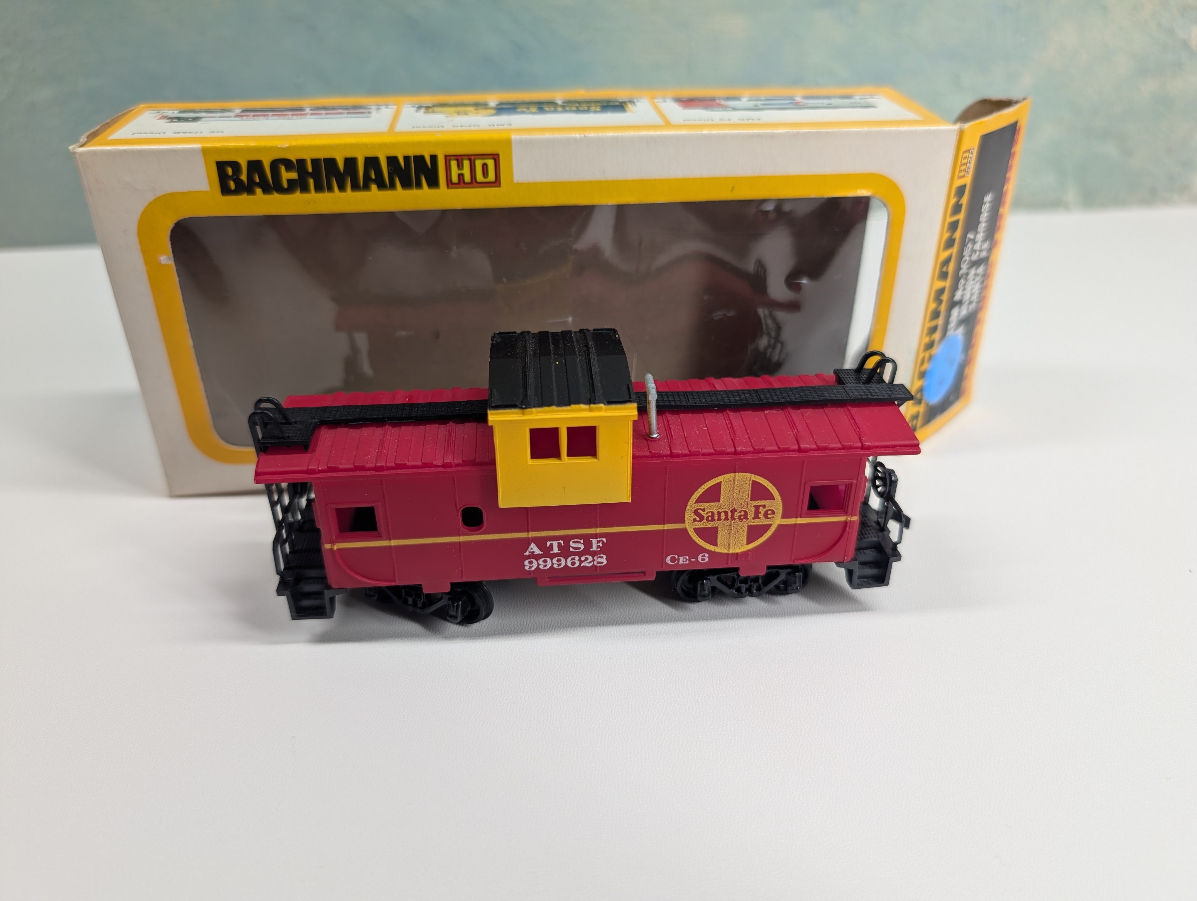 USED Bachmann 1057 HO Scale Wide Vision Caboose Santa Fe ATSF #999628