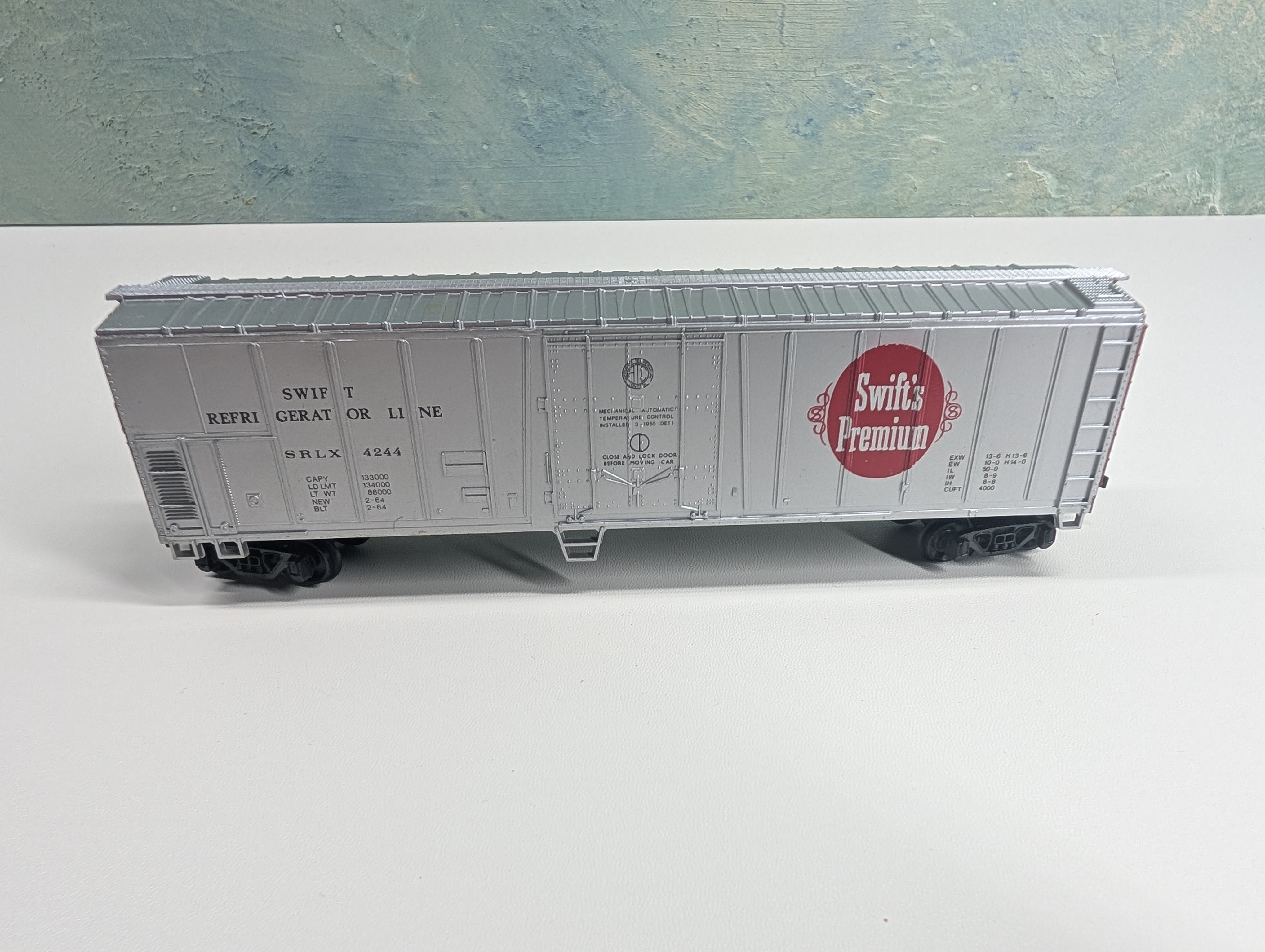 USED Bachmann HO Scale 50' Box Car Swift Refrigerator Line SRLW #4244